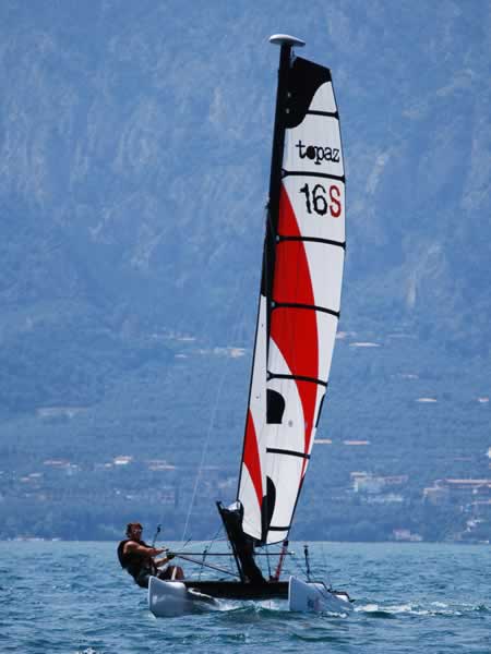 Topaz 16 - catamarano per la scuola e per le veliste esperti - Topboats